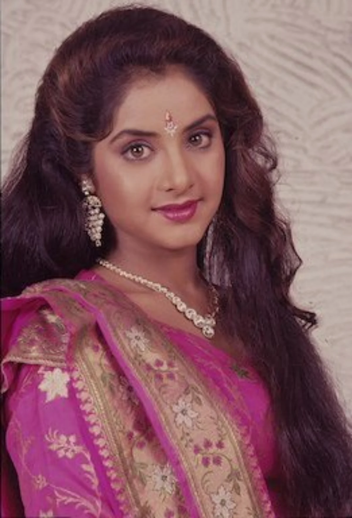 Mengenal Divya Bharti: Kisah Hidup dan Karier Aktris yang Terlalu Cepat ...