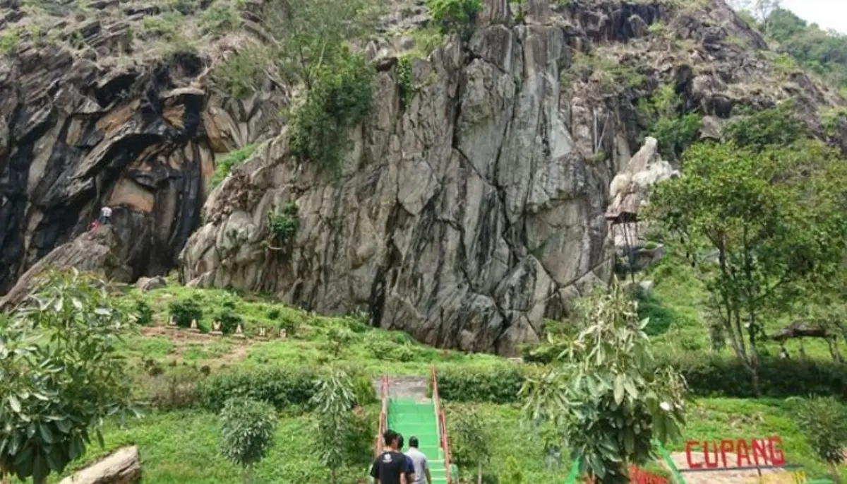 Mengintip Keindahan Batuan Alam di Wisata Batu Lawang Cirebon – Radar ...
