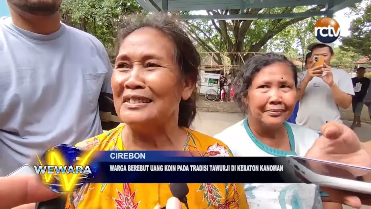 Warga Berebut Uang Koin Pada Tradisi Tawurji Di Keraton Kanoman – Video ...